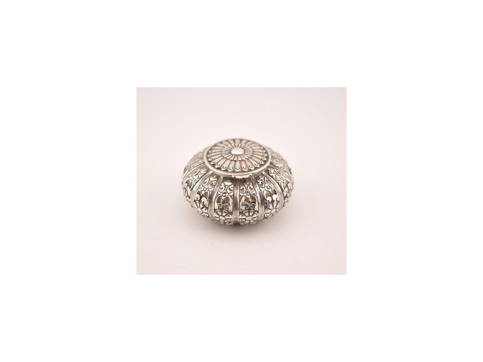 Sirih doosje, 1ste gehalte zilver, ca.1930-1950. - Het Wagenwiel Antiek
